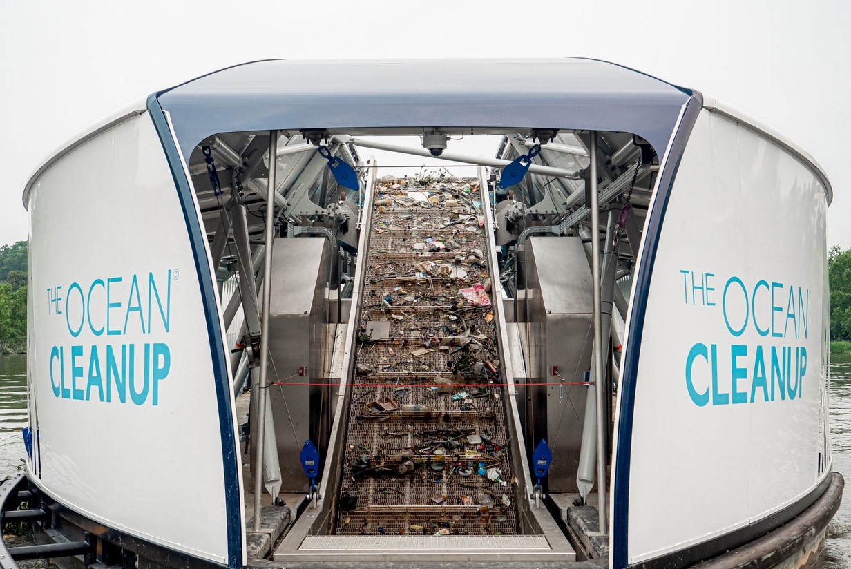 TeamSeas Uses Gigantic Robot to Battle Plastic Pollution